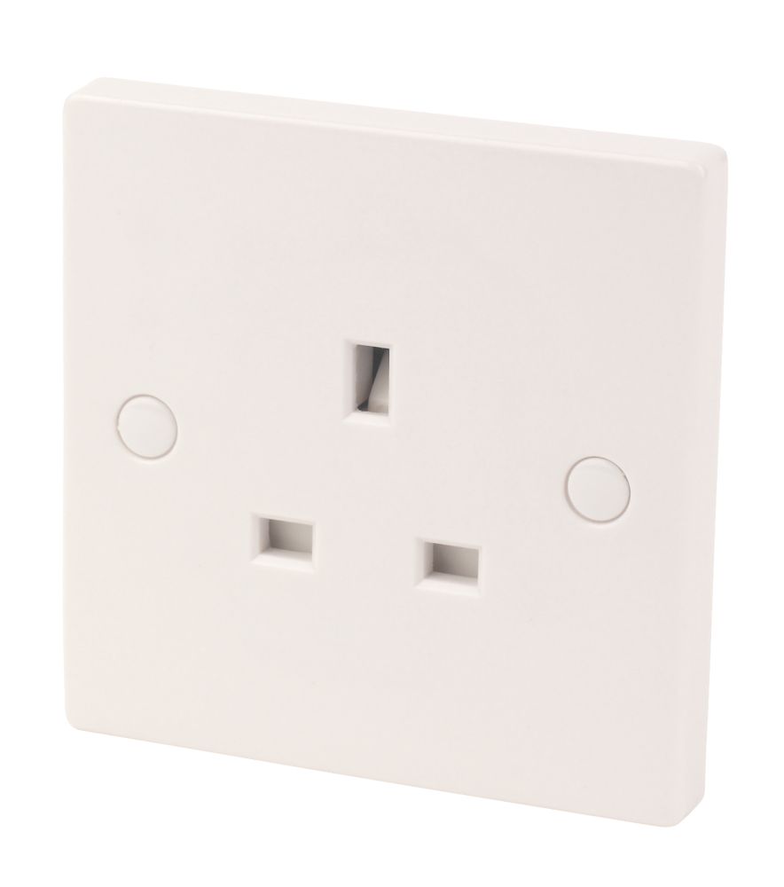 Essentials 13A 1-Gang Unswitched Plug Socket White - Screwfix